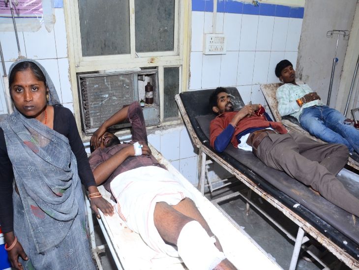 High speed Vikram tempo overturned, 12 injured | ग्वालियर में ...