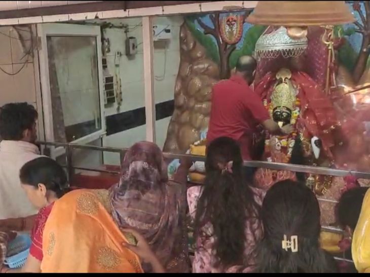 Devotees gathered to worship Mata Kalaratri
