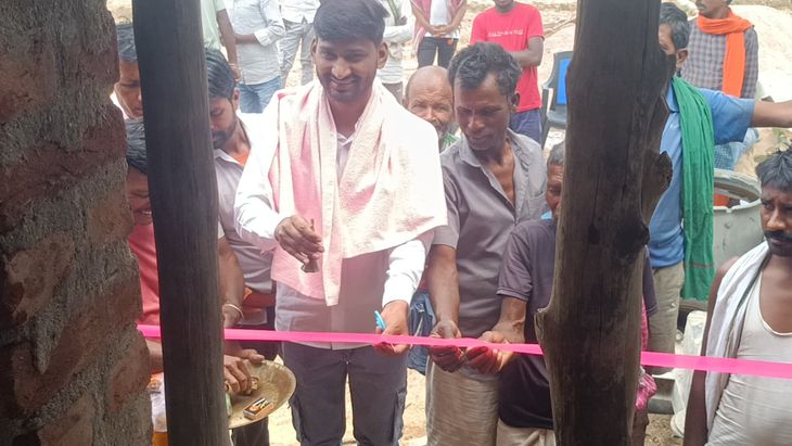 The villagers donated their labour and cast the Devi Mandap | ग्रामीणों ने श्रमदान कर की देवी ...