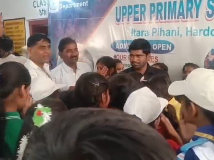 The school became emotional on the farewell of the teacher in Pihani ...