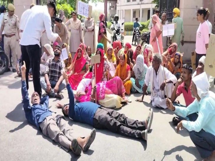 Women slept on the ground at the gate of Mini Secretariat | पानी की ...