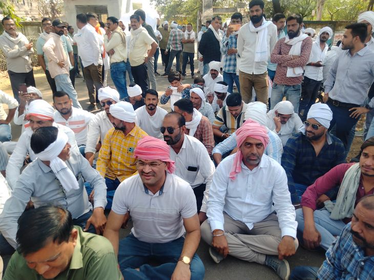 Farmers gheraoed the collectorate in Harda | हरदा में किसानों ने किया ...