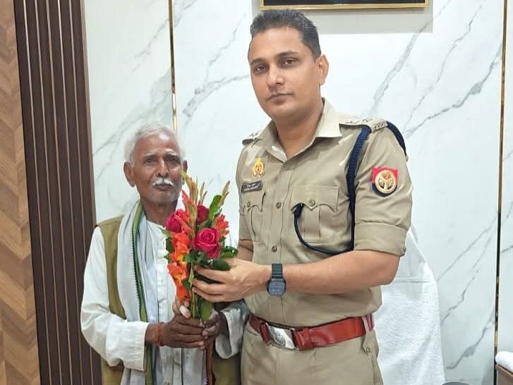 A unique example of respect for the police in Unnao | उन्नाव में पुलिस ...