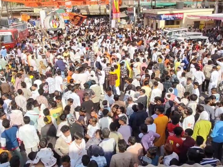 A procession with 8 tableaux was taken out on Ram Navami in Khargone