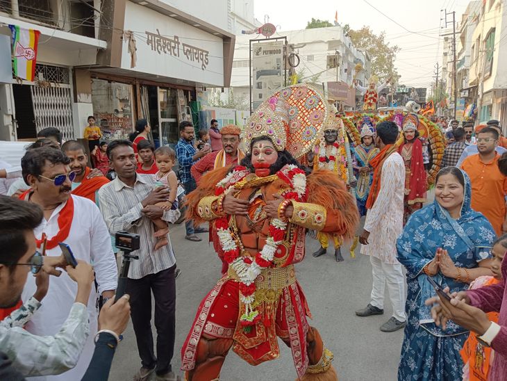 Brave Hanuman walked ahead, showing his chest ripped apart, Lord Shri ...