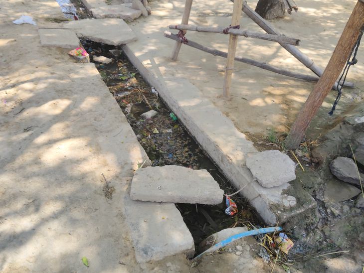 Garbage was not removed from the drains in Chhatoya, villagers accused ...