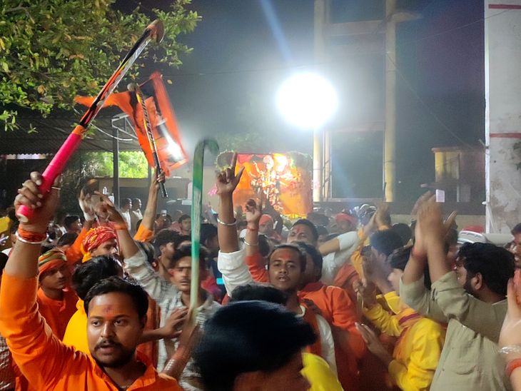 A grand procession was taken out in Duddhi on the occasion of Ram ...