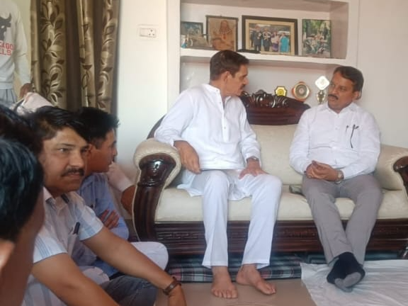 Jhajjar CM OSD Visit Former Army Chief House Update | झज्जर में पूर्व आर्मी चीफ के घर पहुंचे ...