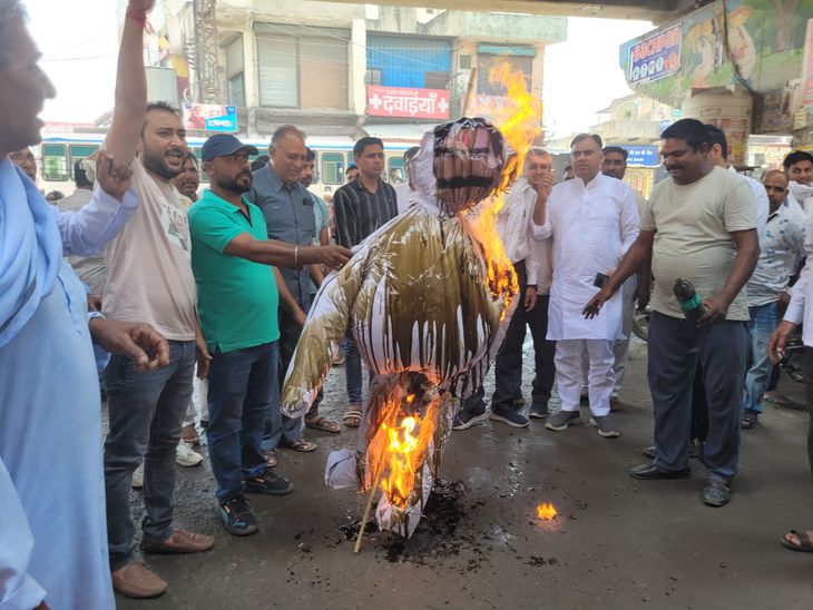 Gyandev Ahuja's effigy burnt in Behror | बहरोड़ में जलाया ज्ञानदेव ...