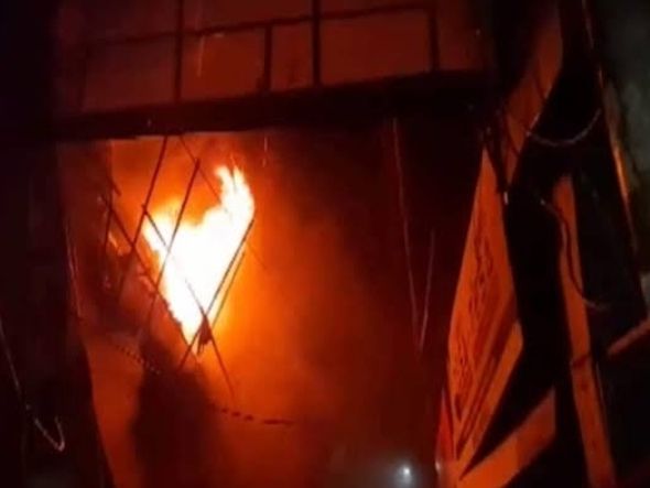 A huge fire broke out due to short circuit in Nighasan | निघासन में ...