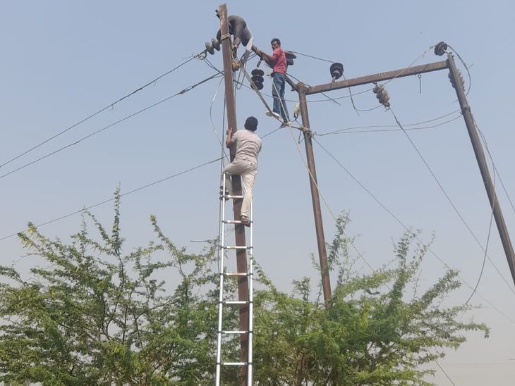 Main line wire broke in Farrukhabad | फर्रुखाबाद में मेन लाइन का तार ...