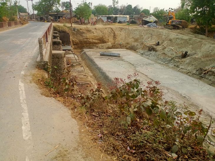 A new bridge is being built on the Semri-Bhinga road | सेमरी-भिनगा ...