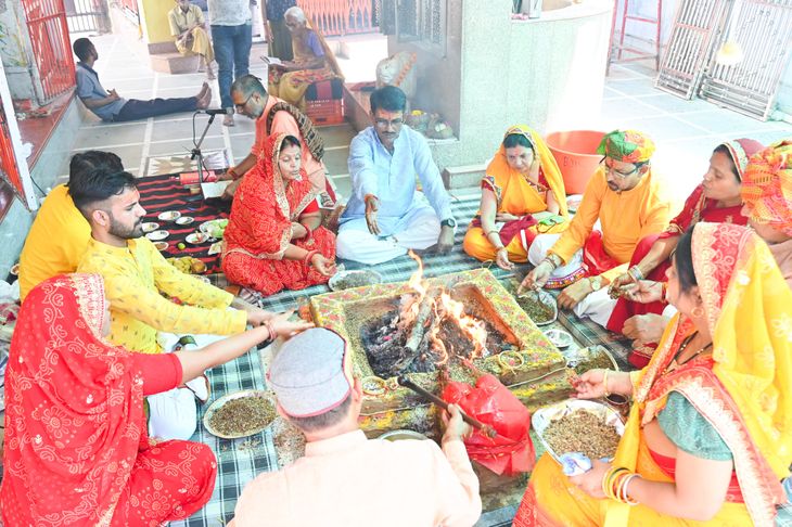 Navchandi Yagna was performed in Mataji Temple | माताजी मंदिर में ...