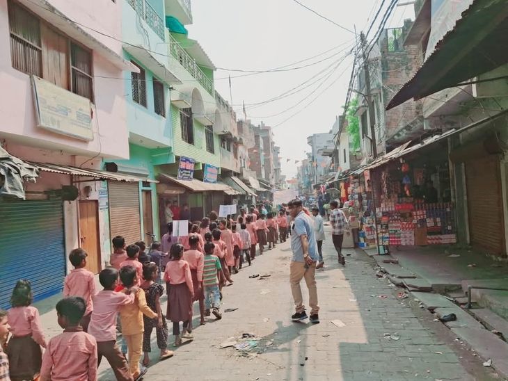 Children took out an awareness rally in Jarwal | जरवल में बच्चों ने ...