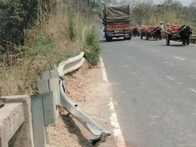 Danger from broken railing on Jhopnala bridge