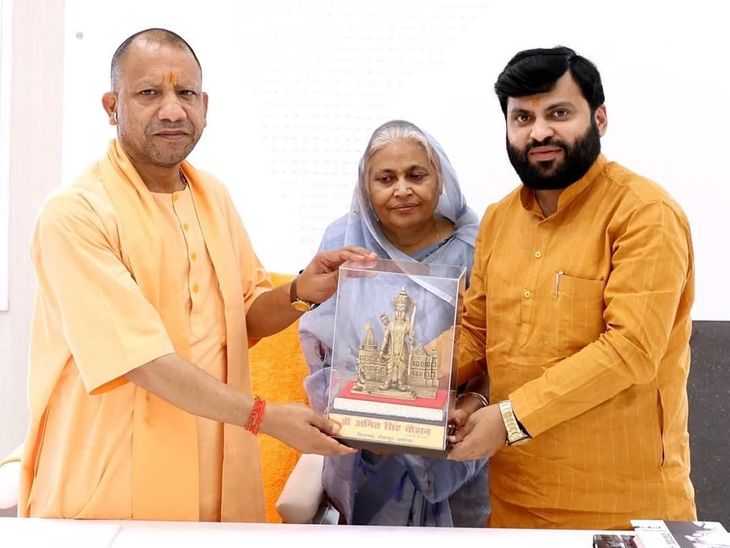 Bikapur MLA and former MLA received special honor | बीकापुर विधायक और ...