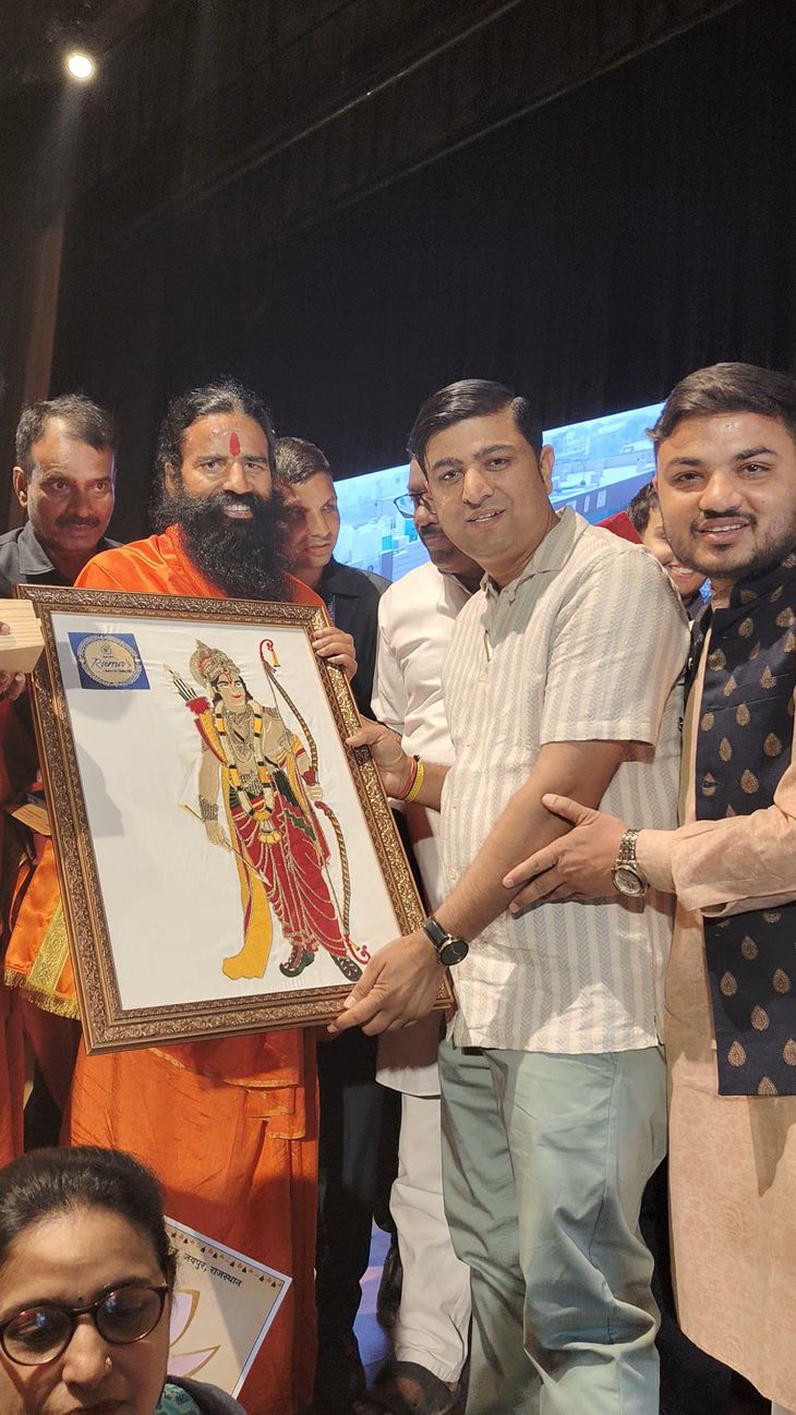 Yoga guru Baba Ramdev was presented with a picture of Shri Ram | योग ...