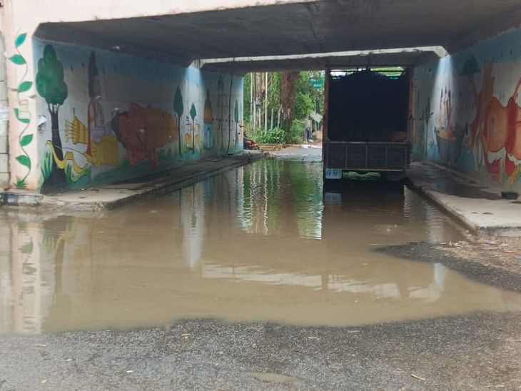 Water filled in the underpass due to rain in Lambhua | लंभुआ में बारिश ...