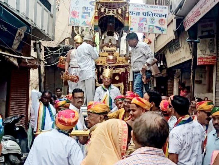 Procession taken out in Kaimganj on Mahavir Jayanti | महावीर जयंती पर ...