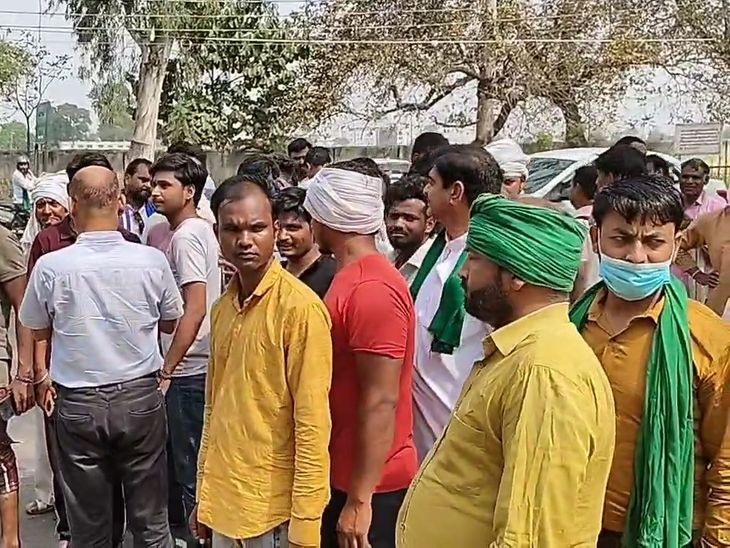 Protest at Muzaffarnagar DM's residence