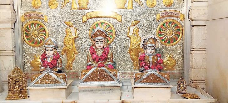 The statues of Lord Mahavir, Parshvanath and Shantinath Dada are ...