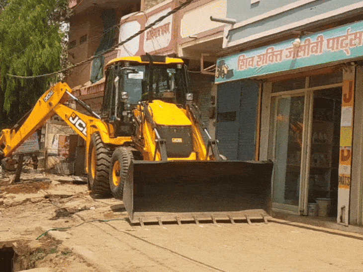 Ganjbasoda Municipality removed illegal encroachment with JCB