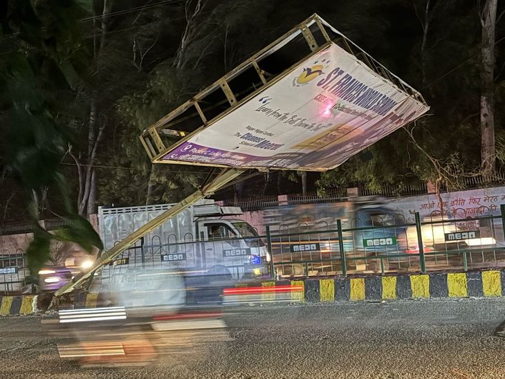 Pole fell due to strong wind in Meerut | मेरठ में तेज हवा में गिरा पोल ...