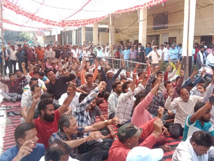 Protest against firing on sanitation worker in Meerut