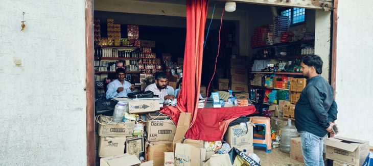 Commercial tax department raided Tandwa, many businessmen closed their ...