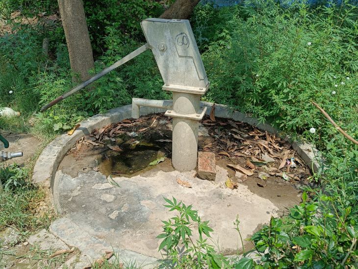 Hand pump lying idle in Rehra for four years | रेहरा में चार साल से ...