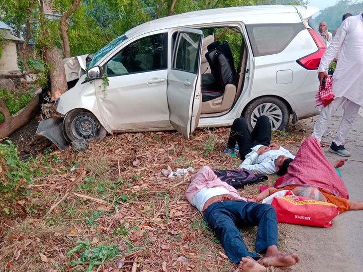 Car going to Ayodhya collided with a tree