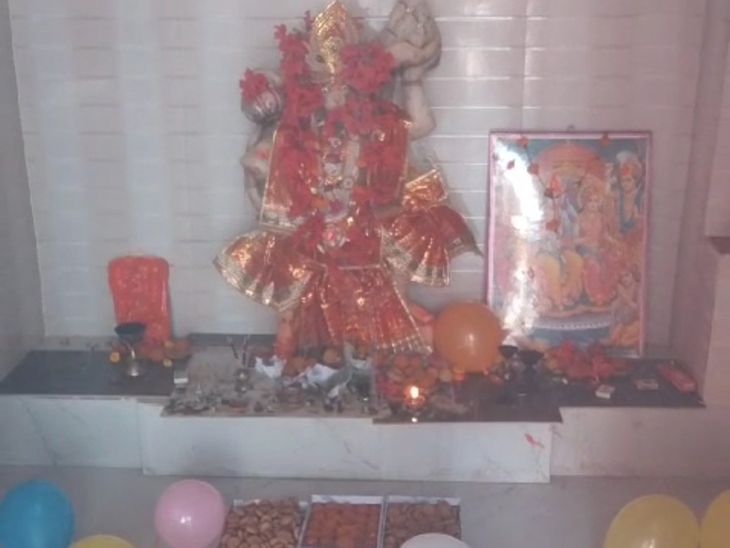 Crowd of devotees on Hanuman Janmotsav in Gosaiganj | गोसाईगंज में ...
