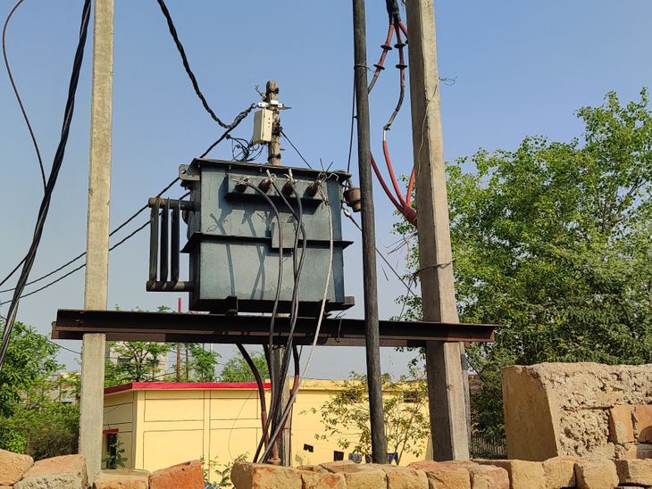 Electricity system collapsed due to storm in Bilgram | बिलग्राम में आंधी-तूफान से बिजली व्यवस्था ...