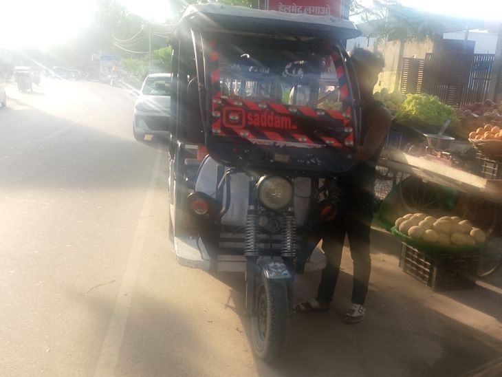 E-rickshaws without number plates pose a danger in Chinhat | चिनहट में ...
