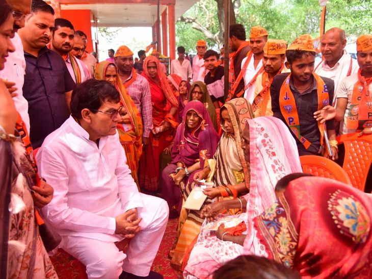 Minister-in-charge AK Sharma's visit to the village chalo campaign ...