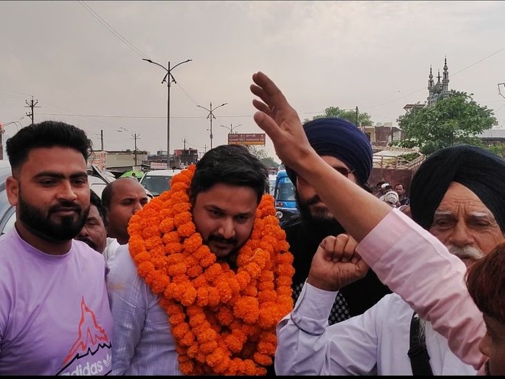 Congress District President received a grand welcome in Jarwal | जरवल ...