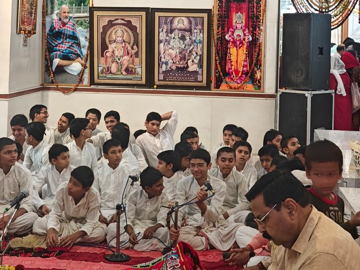 On the occasion of Hanuman Jayanti, people thronged the Hanuman Setu ...