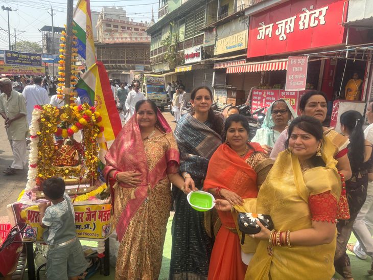 Bharat Bharti Sanskar Jain Mandal distributed water pots for birds ...