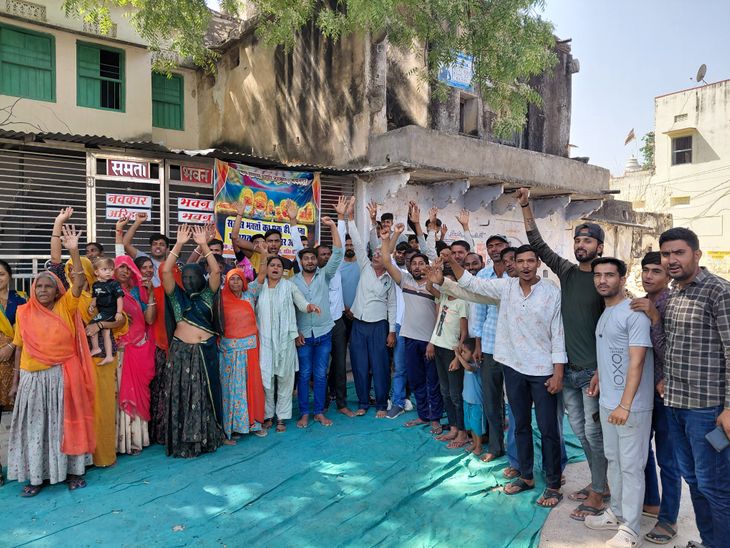Dandavat Yatra taken out in Sagas Dhani | सगस धणी में ग्रामीणों ने ...