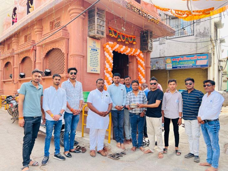 Prasad distributed after visiting Hanuman temple | हनुमान मंदिर में ...