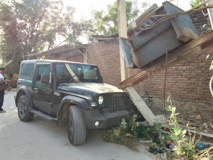 Thar collided with an electric pole in Aburoad | आबूरोड में बिजली के खंभे से टकराई थार ...