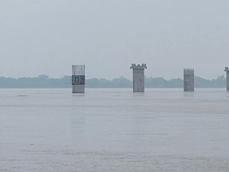 Work on Kharid-Darauli bridge in Sikandarpur is incomplete | सिकन्दरपुर ...