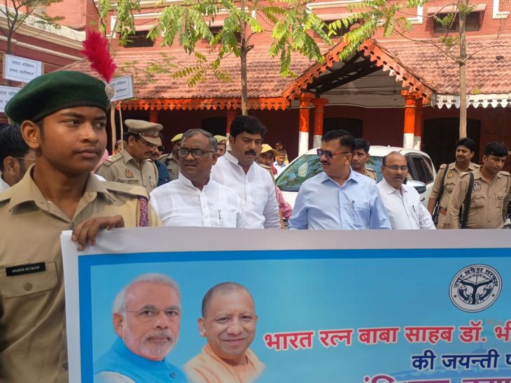 Prabhat Ferry taken out on Ambedkar Jayanti | अंबेडकर जयंती पर निकाली प्रभात फेरी: स्कूली बच्चों ...