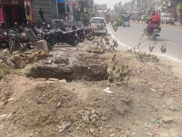 A big pit is formed on Rampath in Ambedkar Nagar | अंबेडकरनगर के रामपथ ...