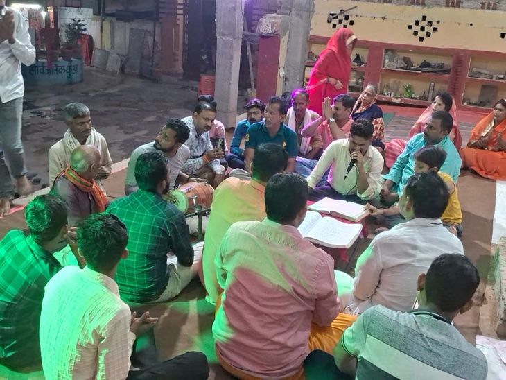 Crowds of devotees gathered at Hanuman temple in Wazirganj | वजीरगंज के ...