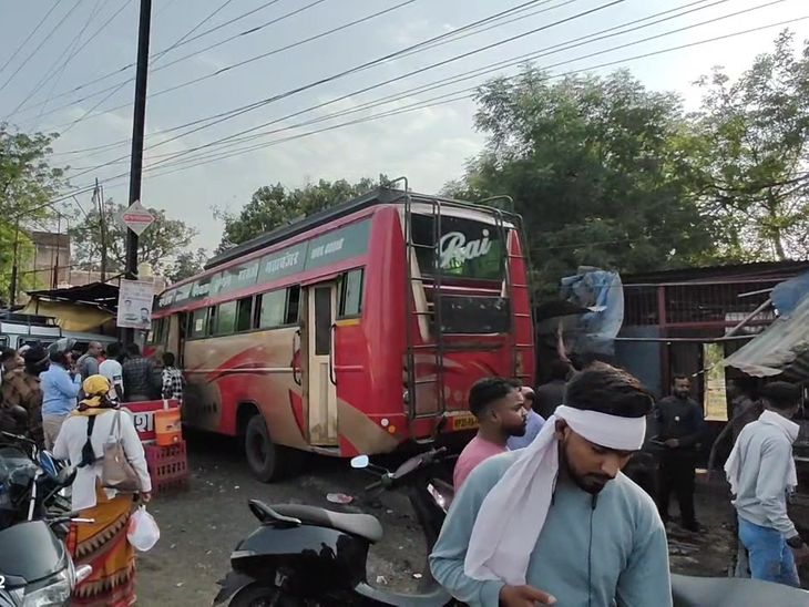 The bus rammed into three shops in Mandla | मंडला में बस तीन दुकानों ...