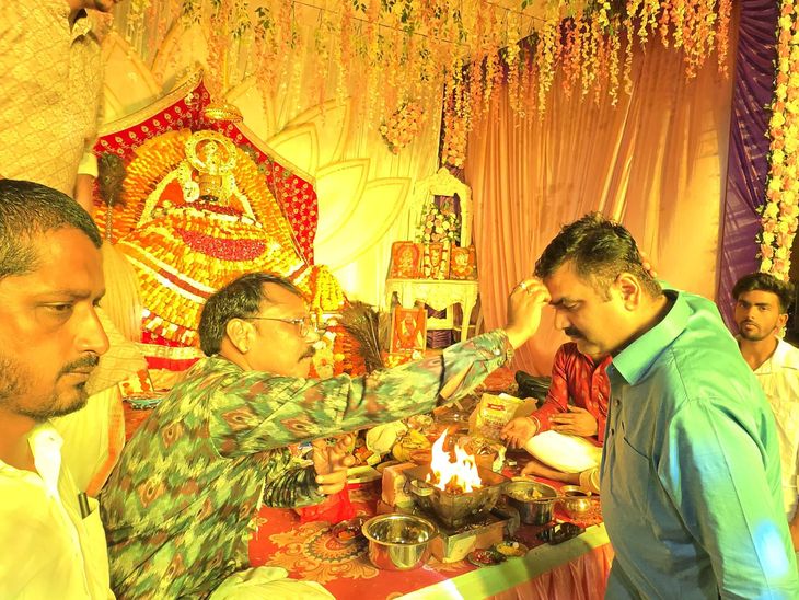 Crowd of devotees gathered in Khatu Shyam Bhajan Sandhya | खाटू श्याम भजन संध्या में उमड़ी ...