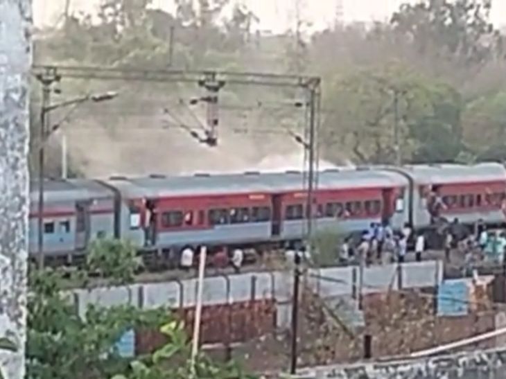 Nizamuddin-Jabalpur Express 22182 Brake Jam Faridabad Bata Railway ...