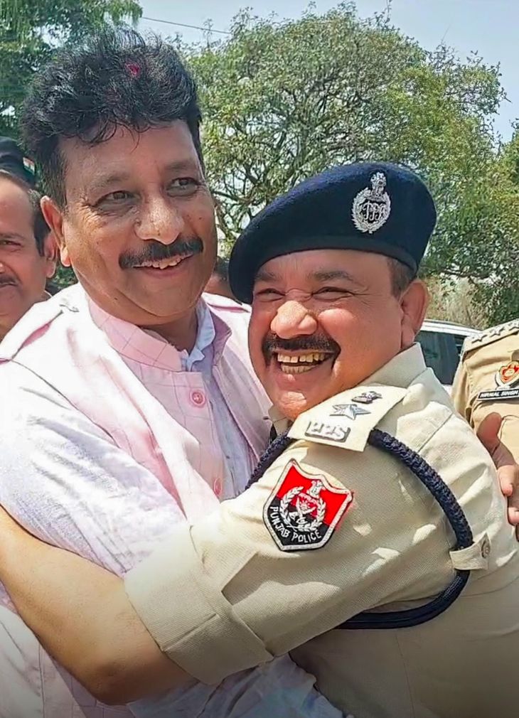 MLA Raman Arora and DCP Naresh Dogra laughed a lot after hugging each ...