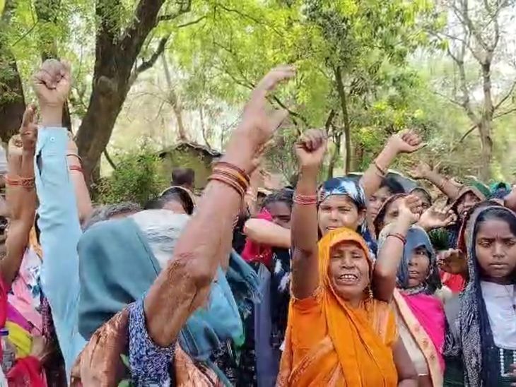 Women angry over discrepancy in electricity bill and disconnection